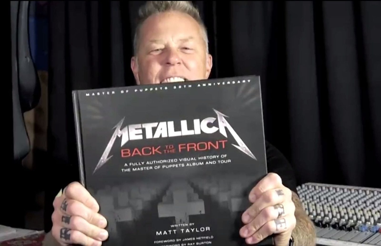 Metallica: "IT'S HERE! FINALLY!" - Seht hier den Trailer zum Bildband ...